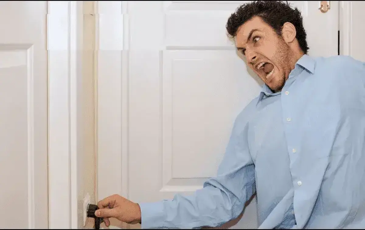 Razones de que una persona "da toques" al tocar otra persona y cómo ...